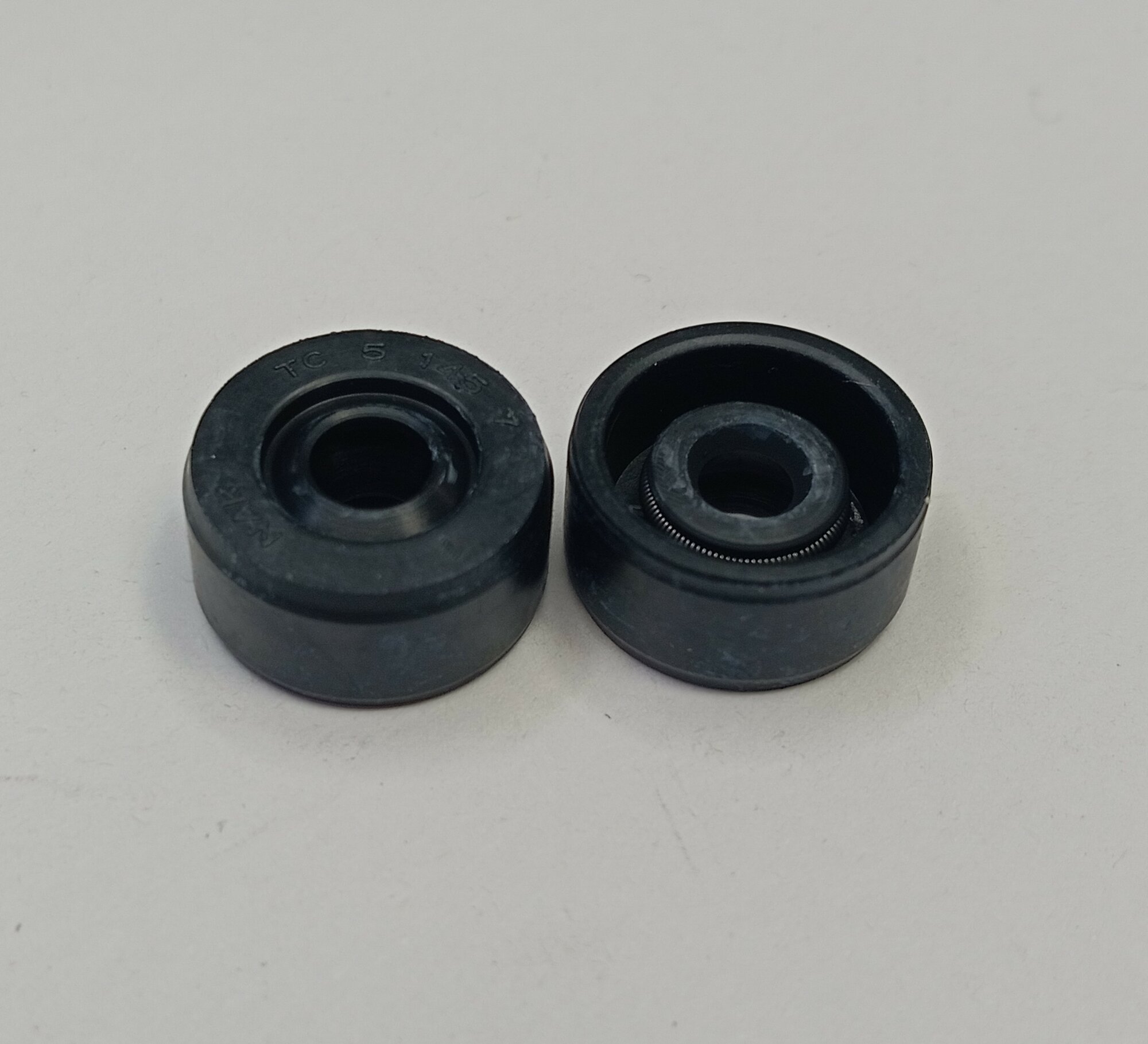 Сальник 5x14.5x7 TC NBR70 NAK маслобензостойкий с пыльником (манжета армированная)