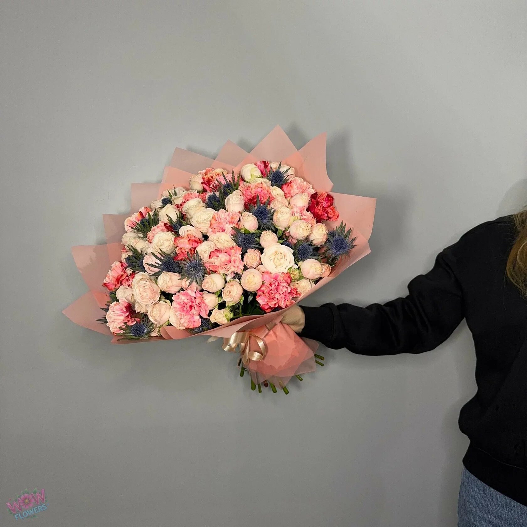 Праздник нежности, 10 кустовых роз, 10 эрингиумов, 20 гвоздик, высота 60см