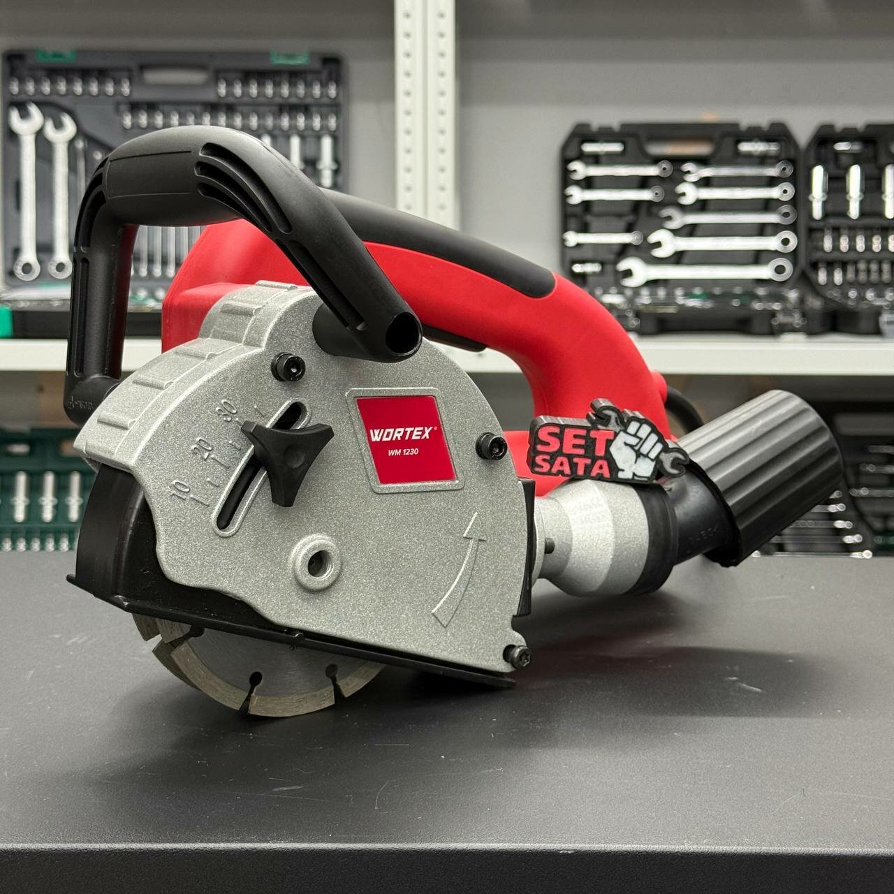 Штроборез WORTEX WM 1230, 1320 Вт, 125 мм, глубина до 30 мм, вес 4 кг, в кейсе