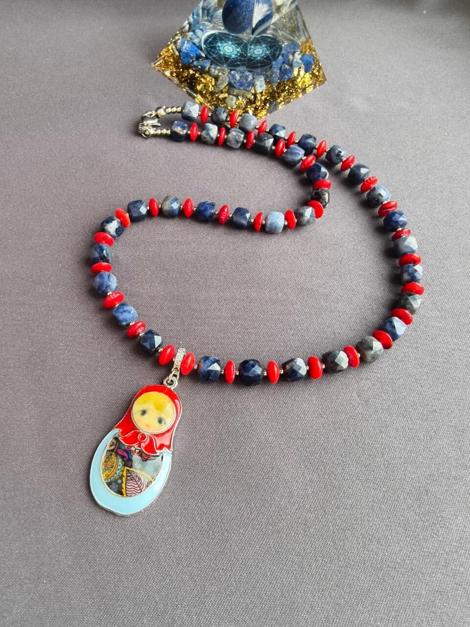 Колье, содалит, коралл