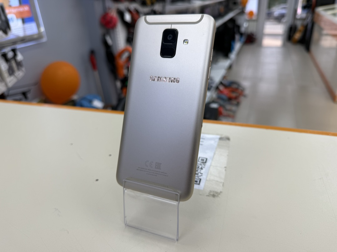 Смартфон Samsung Galaxy A6 3/32 ГБ RU, Dual nano SIM, золотой Б/У Уценка