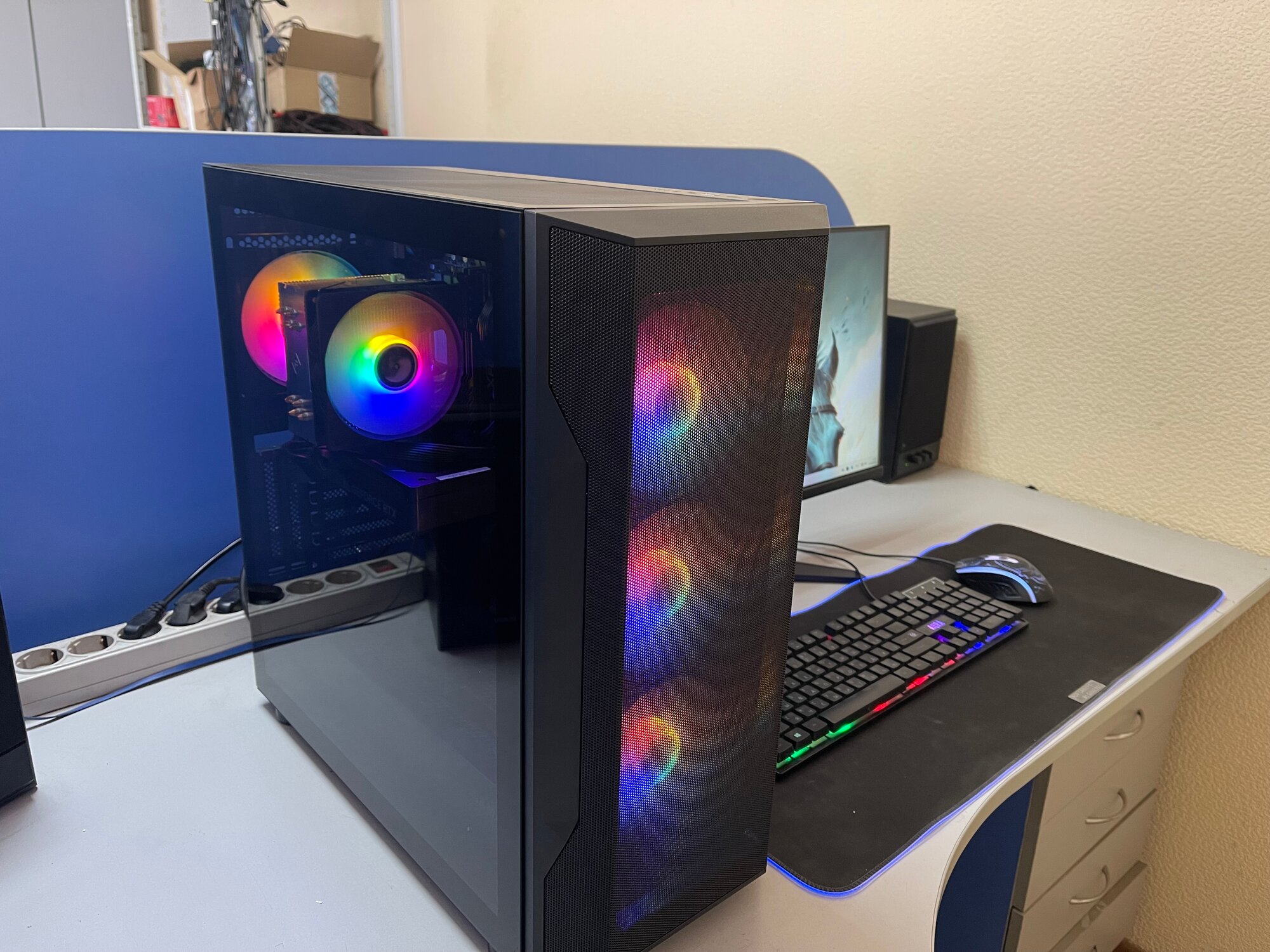 Мощный игровой компьютер i5 14400f 32Гб RTX 5060 8Гб 2xSSD 512Гб 700W