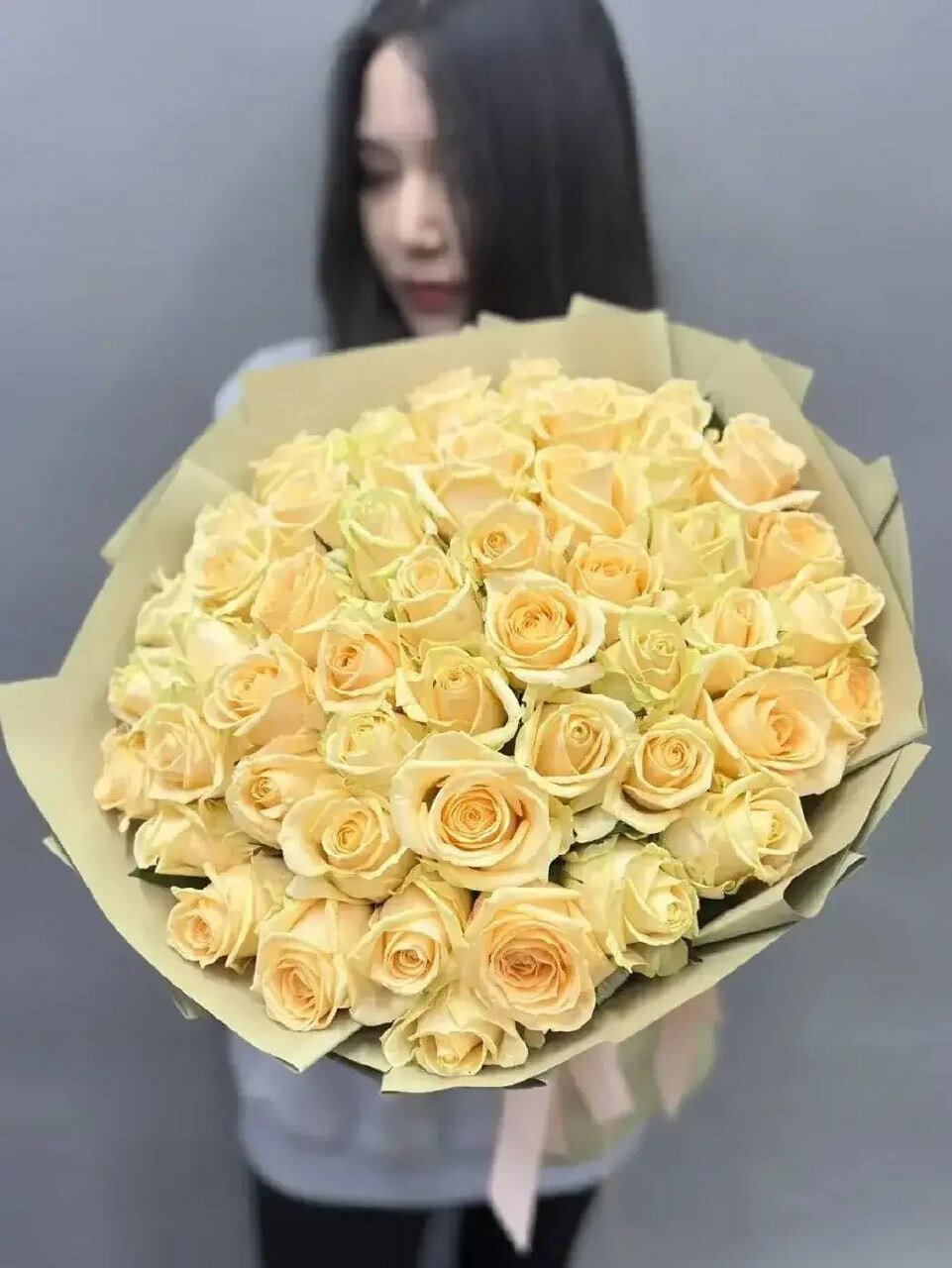 Монобукет из 51 кремовой розы Пич Аваланж в зеленой упаковке (50 см)