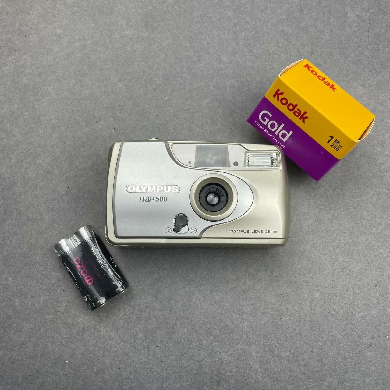 Винтажный пленочный фотоаппарат Olympus Trip 500, с фотоплёнкой Kodak Gold 200/36