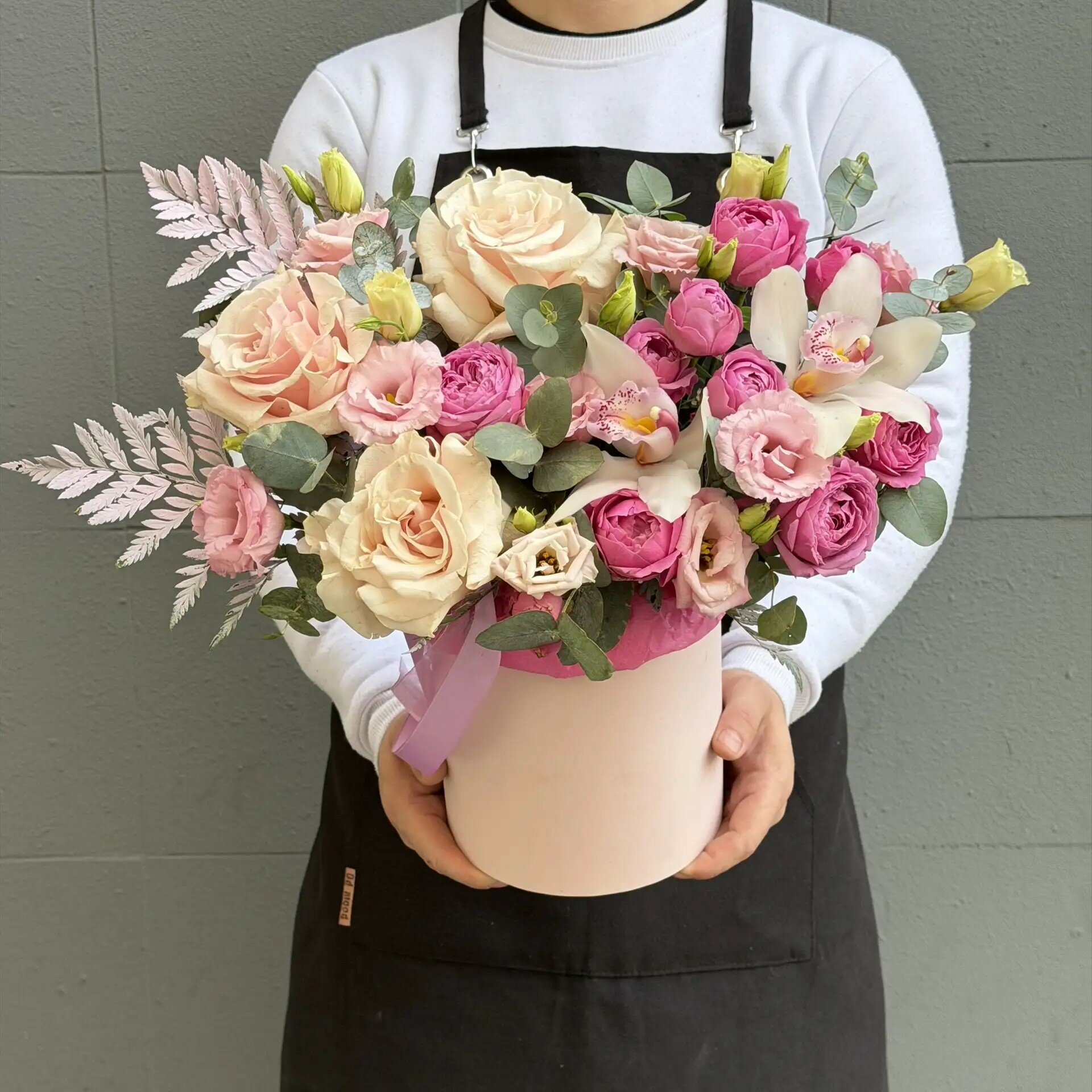 Коробка из пионовидных роз, орхидей и папоротника Rybe-Flowers