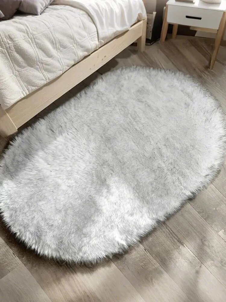 Коврик прикроватный овальный 60x120 см из искусственного меха однотонный бело-серый