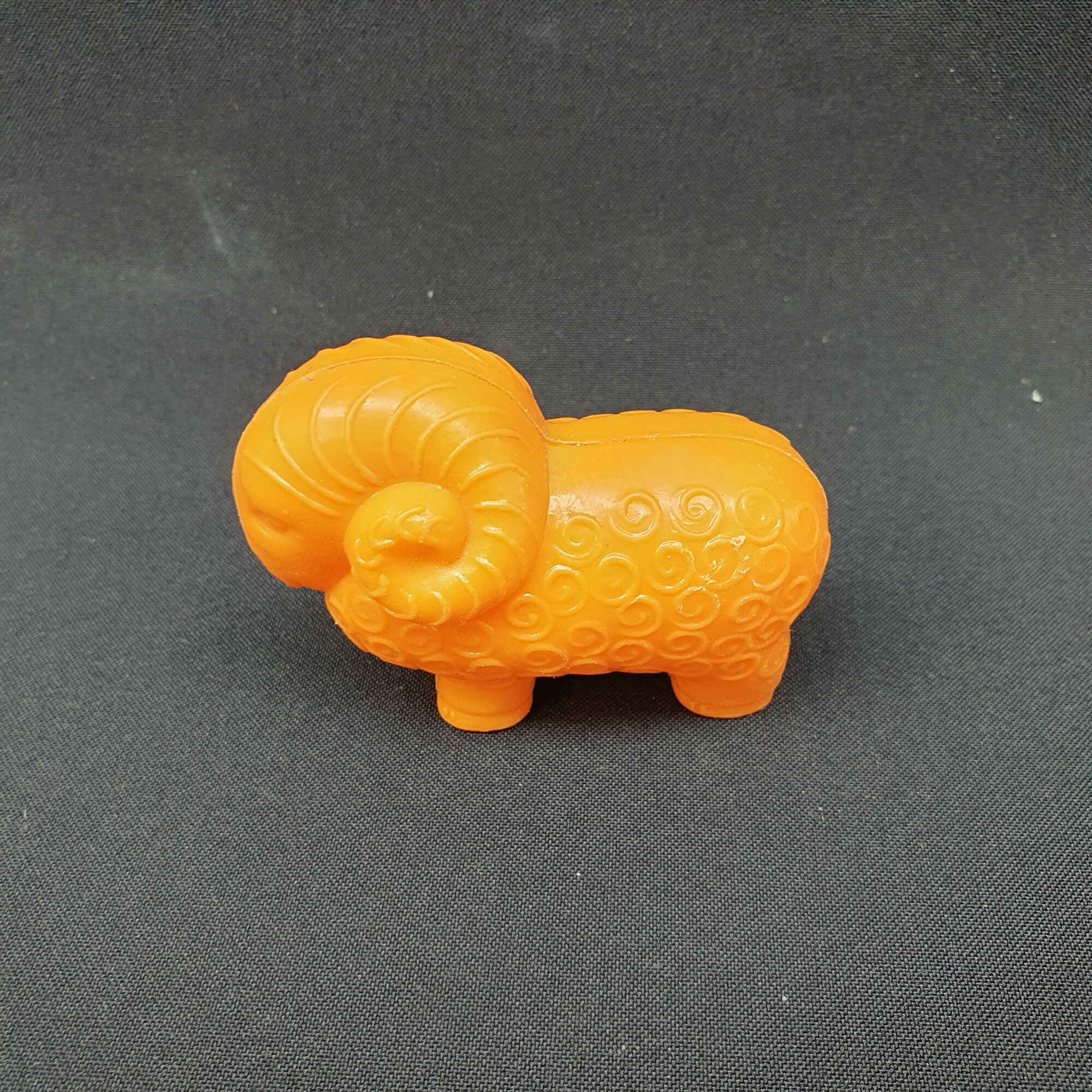 Игрушка винтажная, СССР. Пластмассовая фигурка барана оранжевого цвета для детской игры