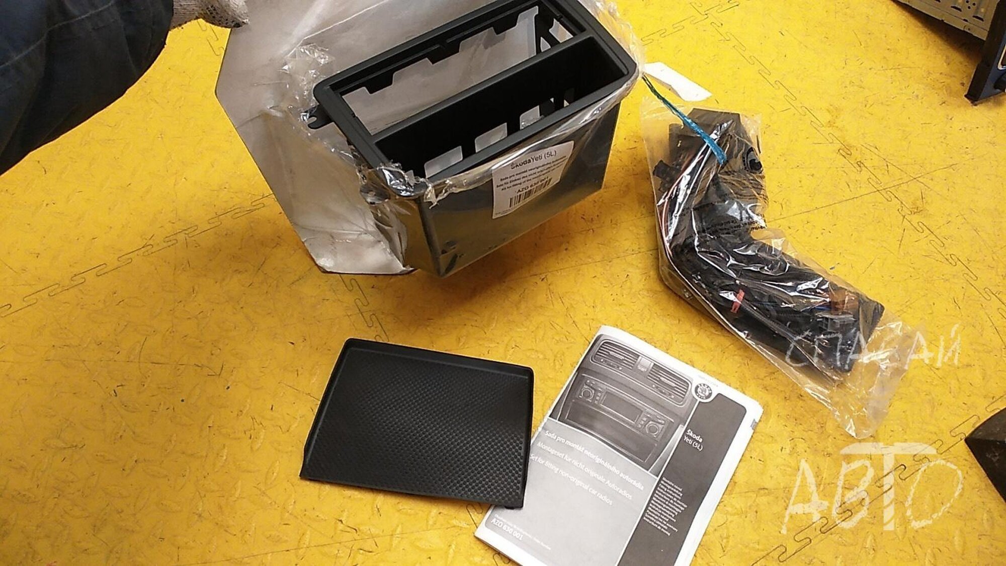 Магнитола VAG Yeti AZ0630001, для Skoda Yeti, 2009-2018, черная