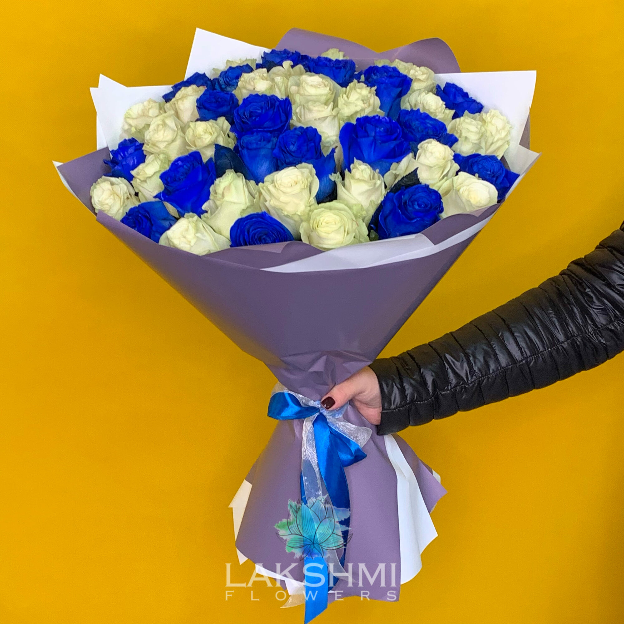 51 синяя и белая роза / Букет из 51 синей и белой розы в авторской упаковке