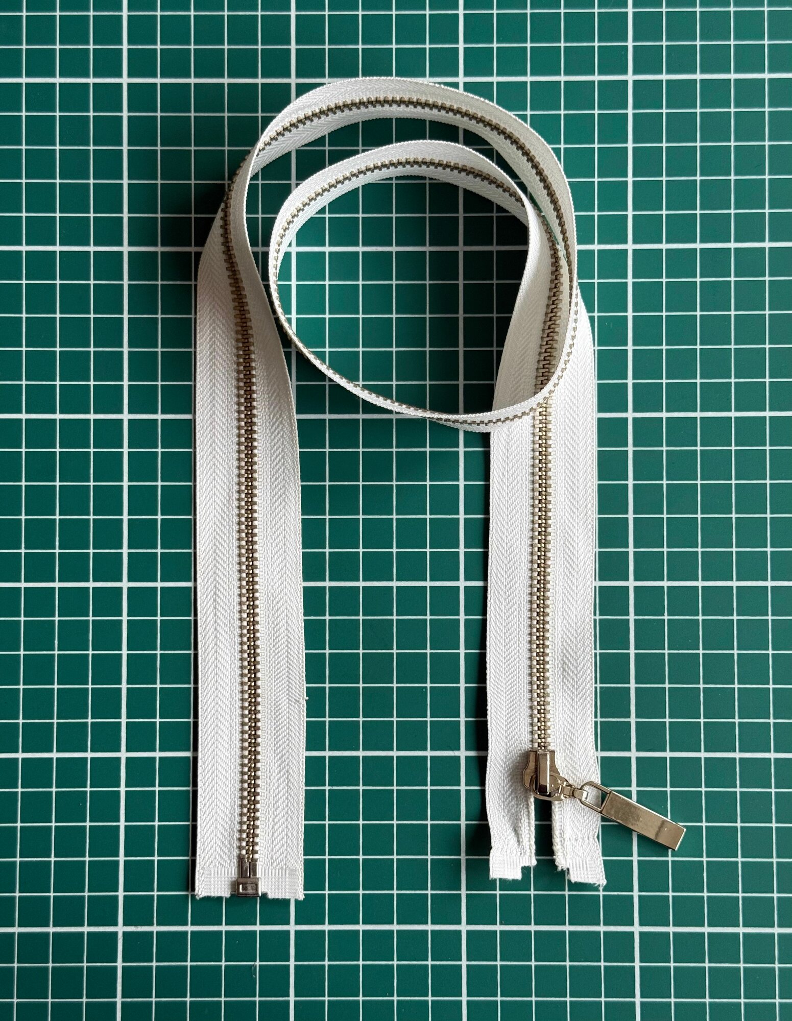 Молния металлическая , замок автомат, цвет белый, 75 см, цена за 1 штуку.