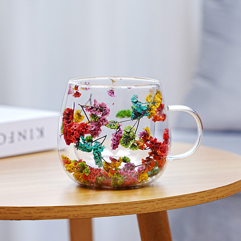 Двустенная стеклянная чайная чашка с ручкой, украшенная настоящим цветочным узором.