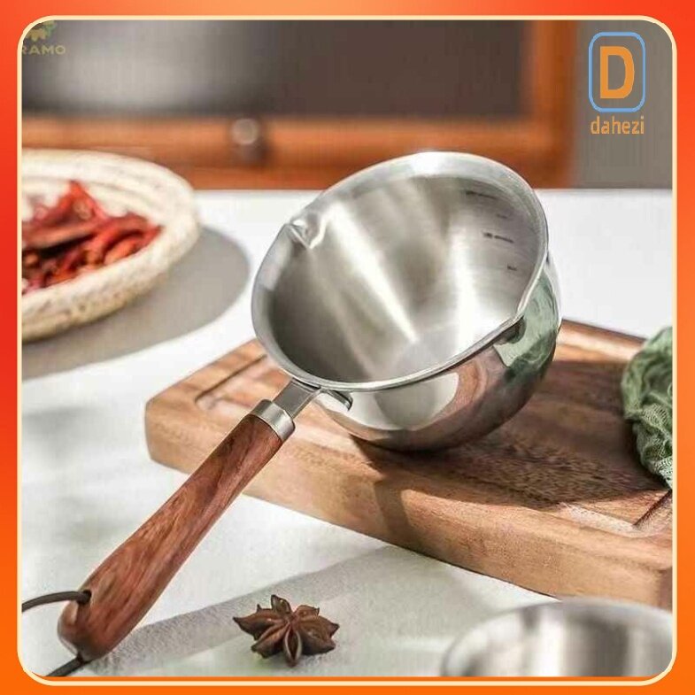 Небольшая кастрюля, способная разогревать кофе, молоко и масло, с индикатором емкости в кастрюле.500 мл