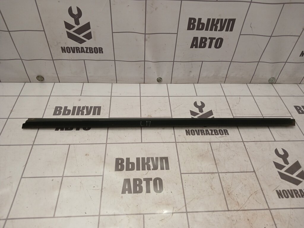 Накладка стекла переднего левого Ford Focus 2 05-08