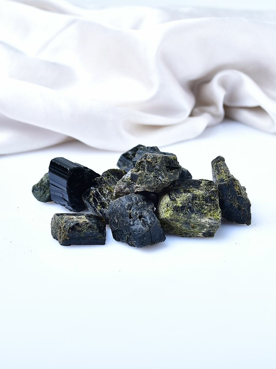 Гравий из натурального необработанного камня зеленый турмалин, декоративная галька 10-35 мм 100 г для флористики, ваз, террариумов и интерьерного декора