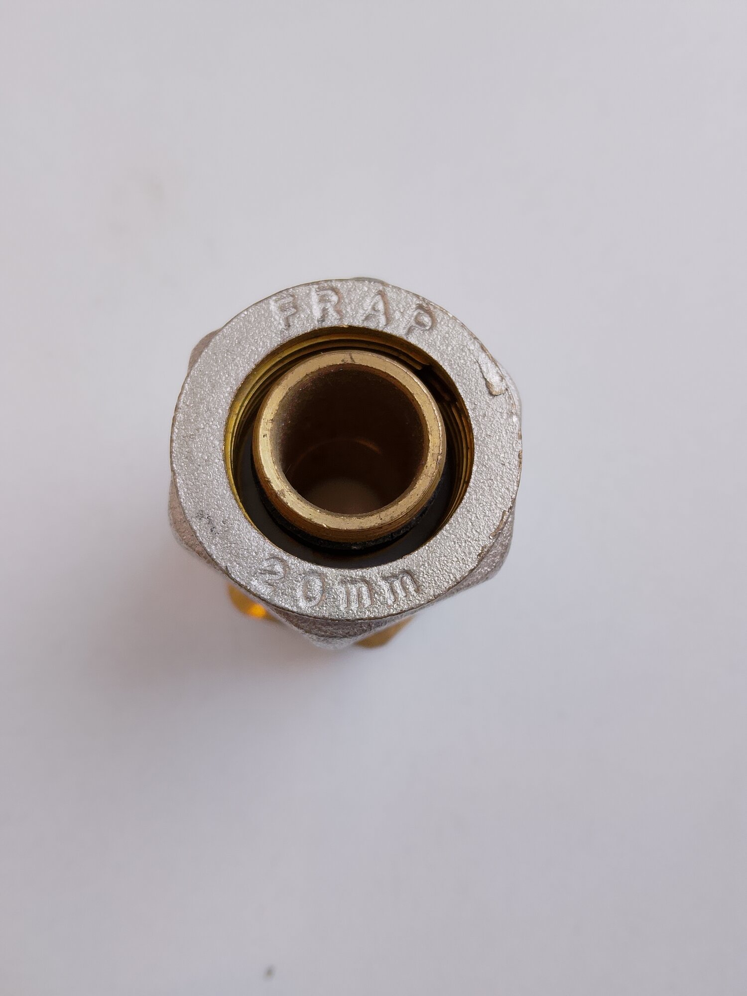 Муфта FRAP, обжимная латунь - хром , для металлопластика, диаметр 20 мм, внутренняя