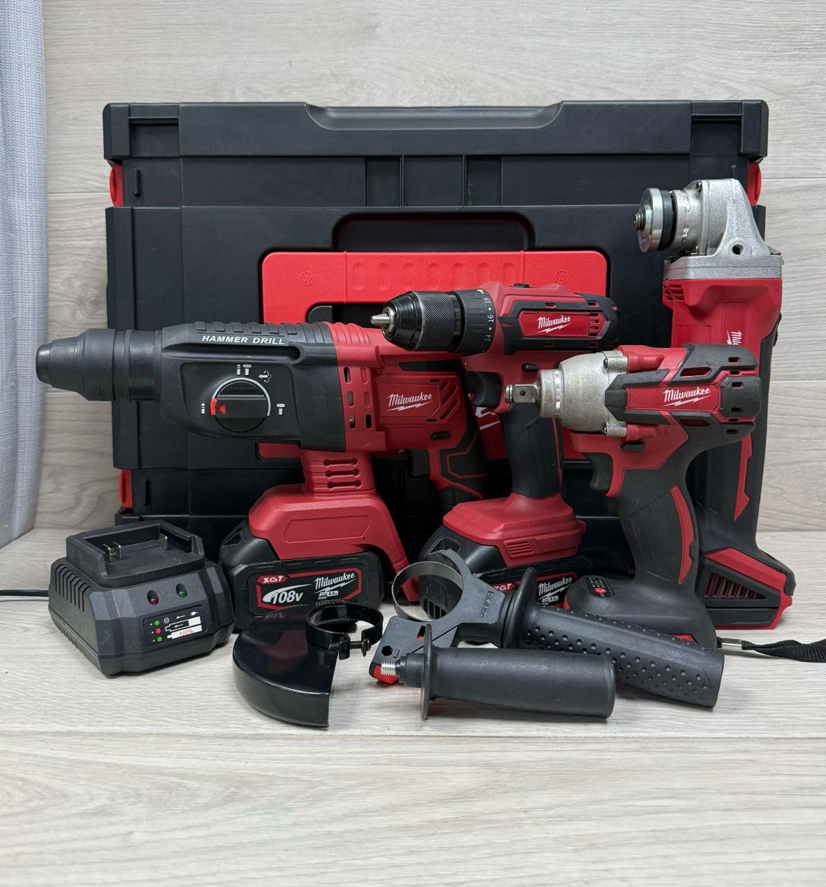 Набор аккумуляторного инструмента Milwauke 4 в 1 / Перфоратор, Болгарка, Гайковерт, Шуруповерт