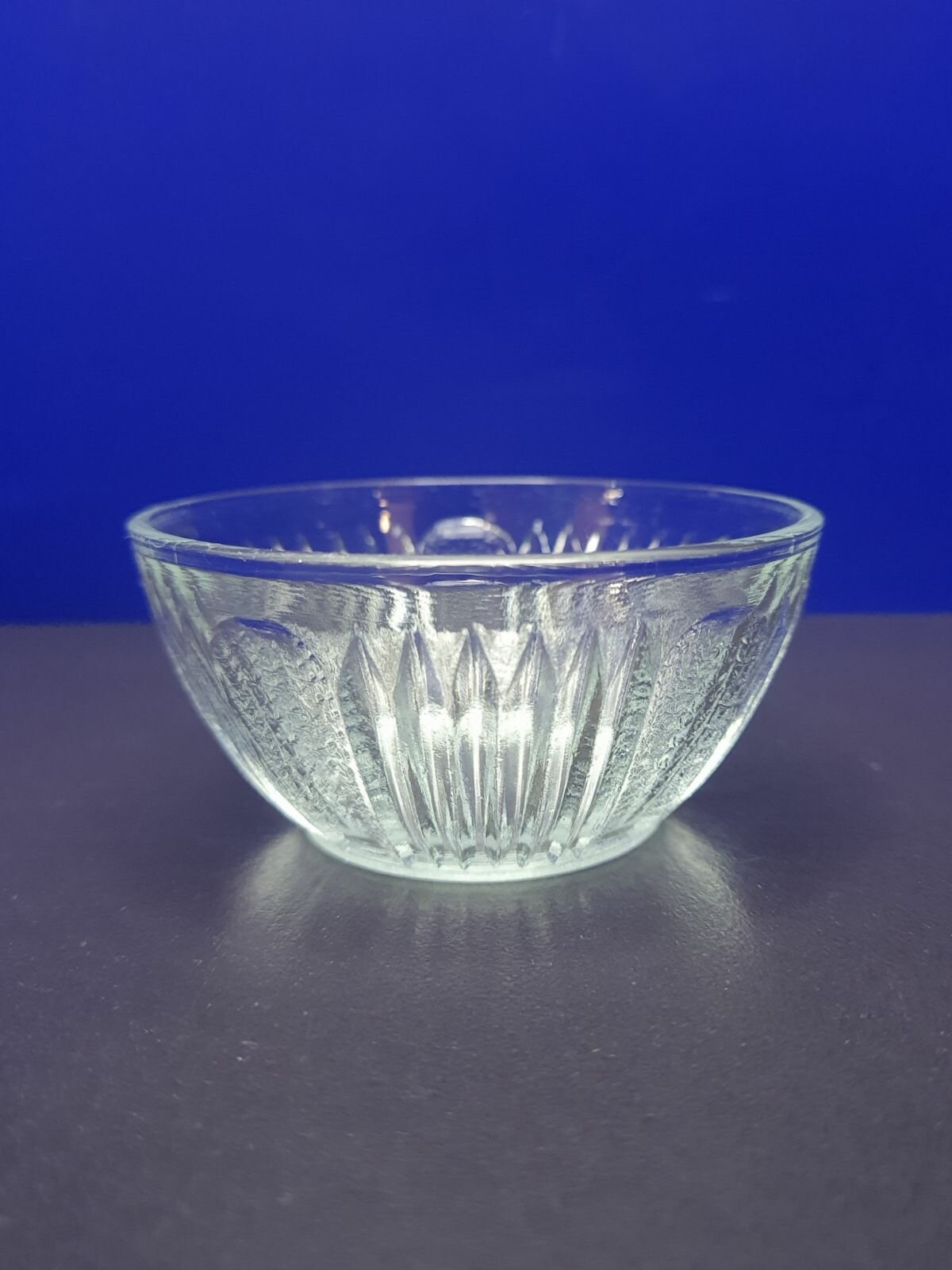 Винтажная розетка вазочка для сервировки, стекло, рельефный декор, ДХЗ, СССР, 60е