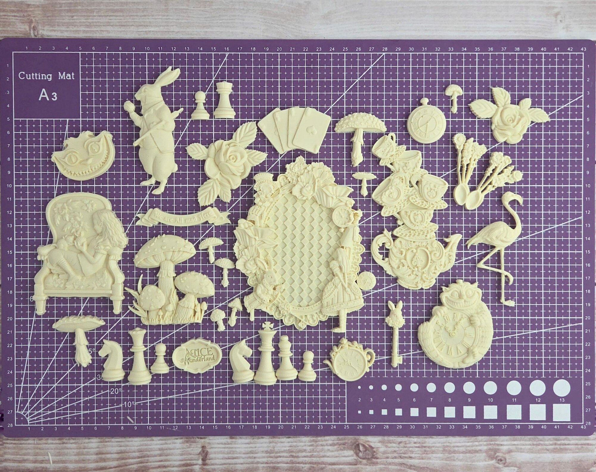 Большой набор отливок из пластика для скрапбукинга "Алиса в стране чудес. Мега-сет."