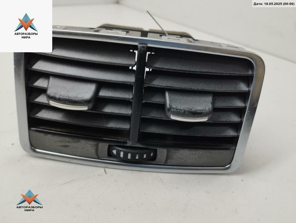 Дефлектор обдува салона Audi A6 4F/C6 2004 4F0819203