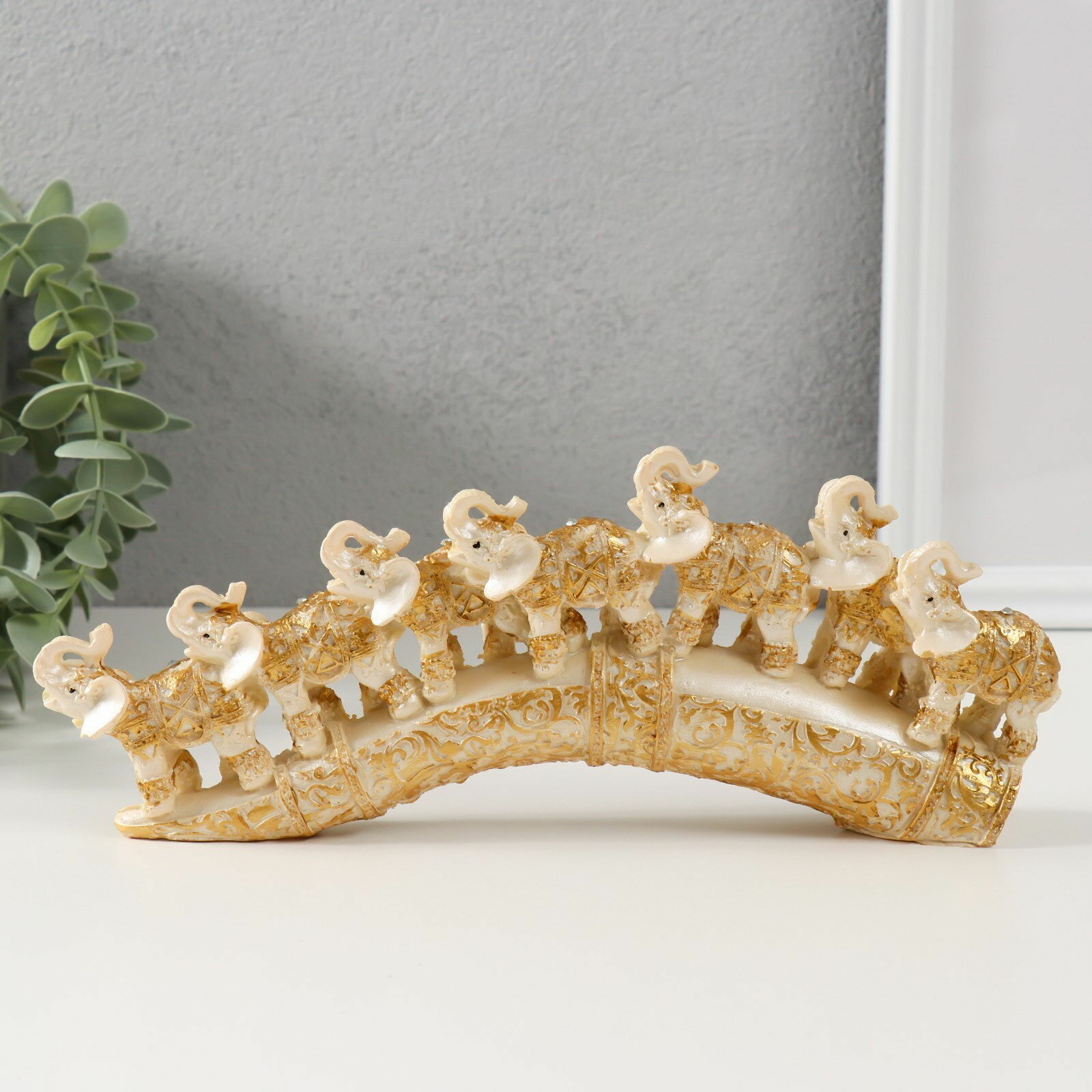 Фигурка полистоун "Семь слонов на бивне", резной 10x24x3.5 см