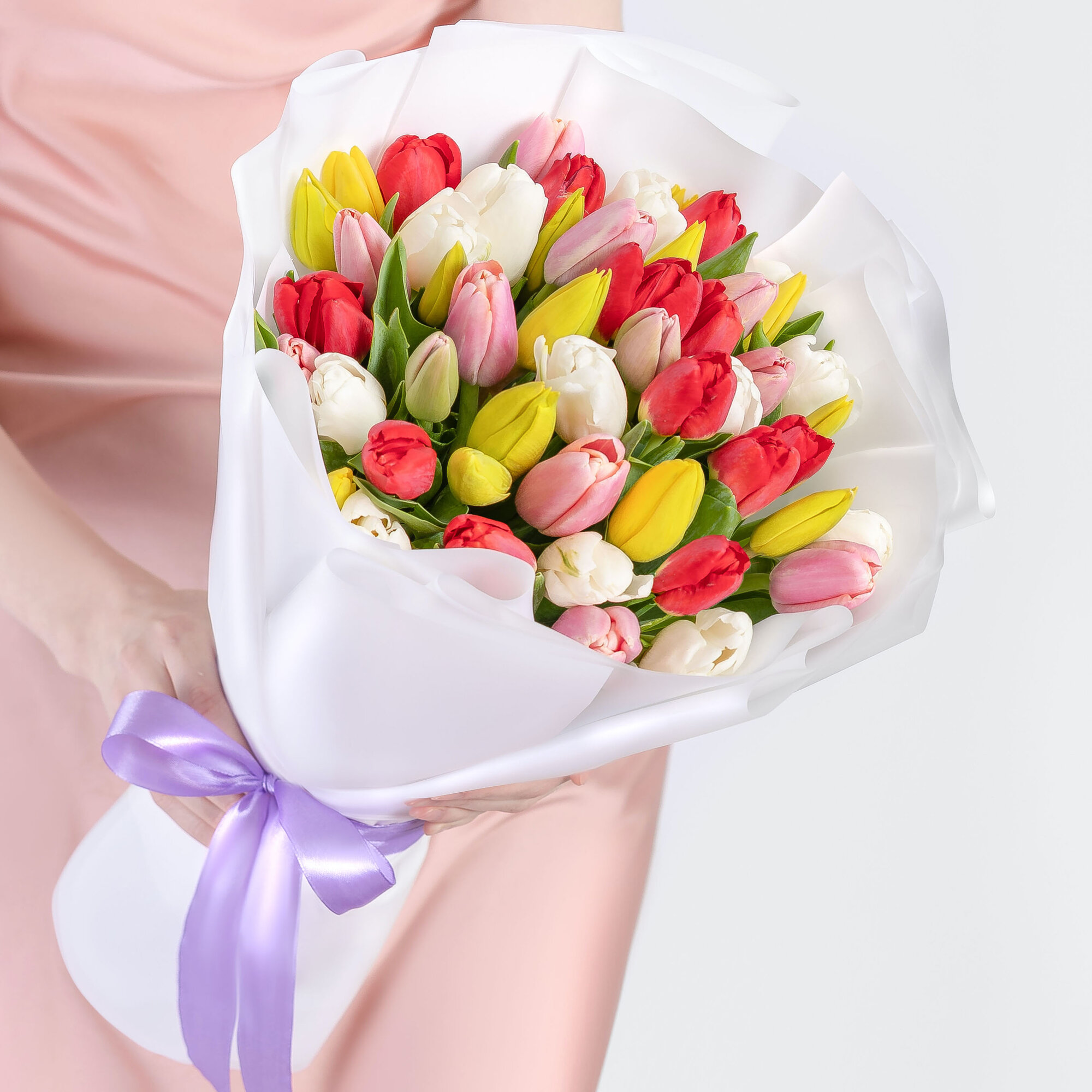 Букет Мегацвет24, "Тюльпан микс", 51 цветок, дизайнерская упаковка