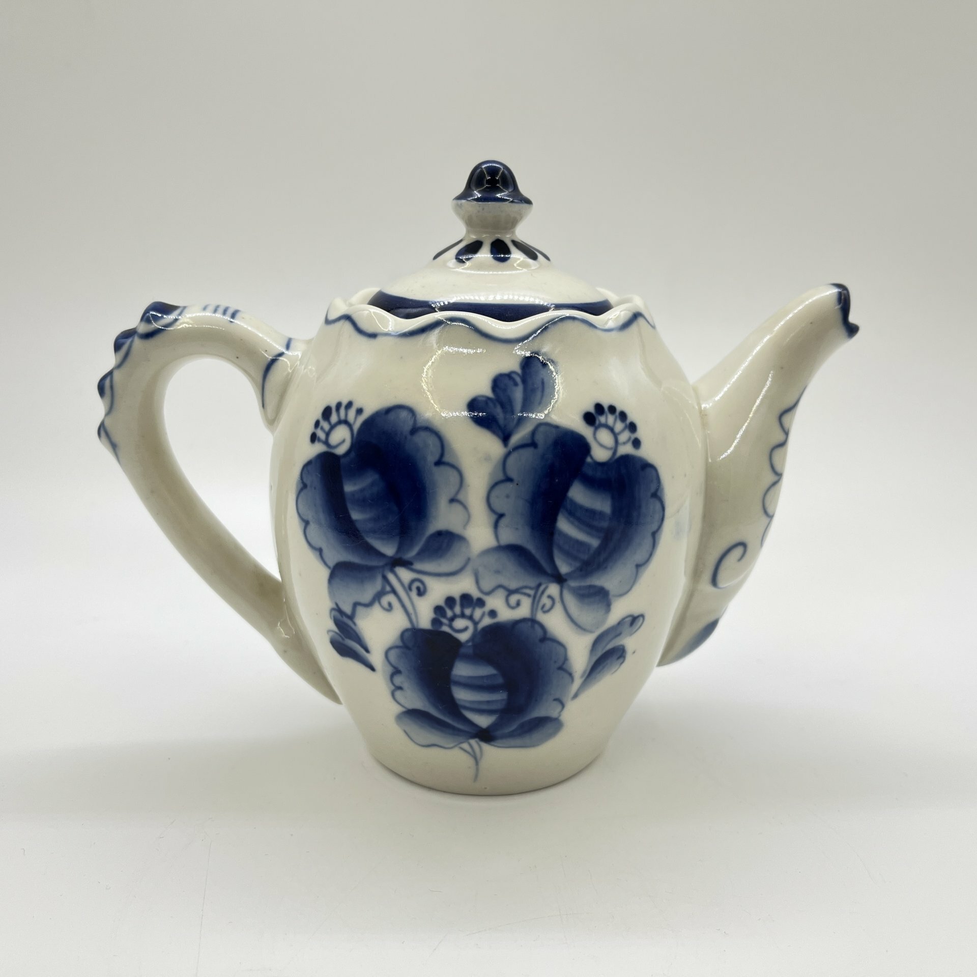 Чайник заварочный с цветочным декором, фарфор, роспись, Объединение «Гжель»