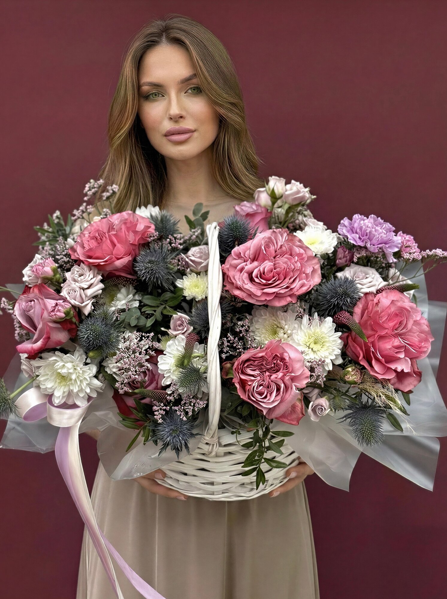 Корзина живых цветов "Кантри" с пионовидными розами, хризантемой