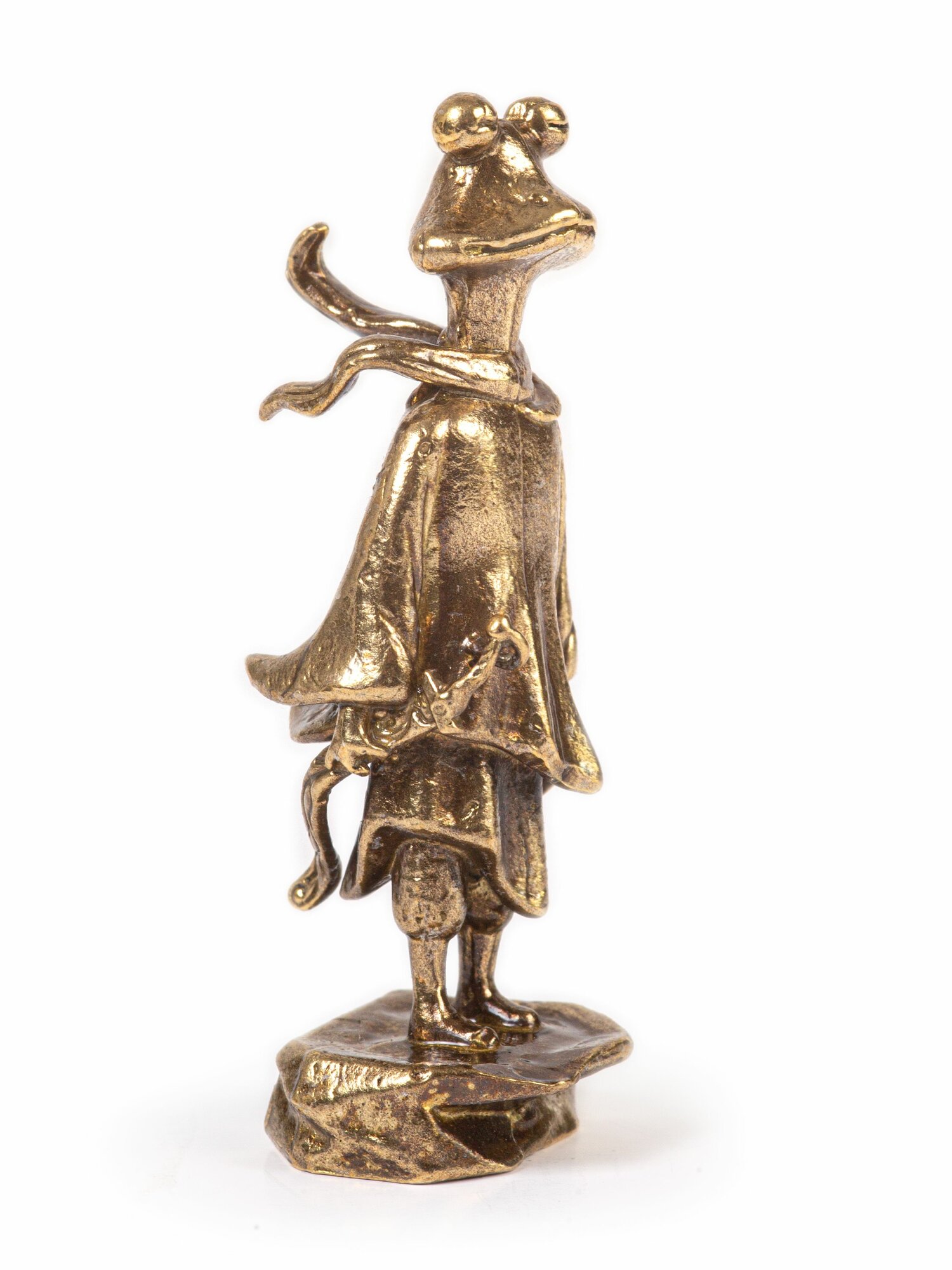 Лягушка с шарфом и шпагой статуэтка латунная интерьерная для декора дома