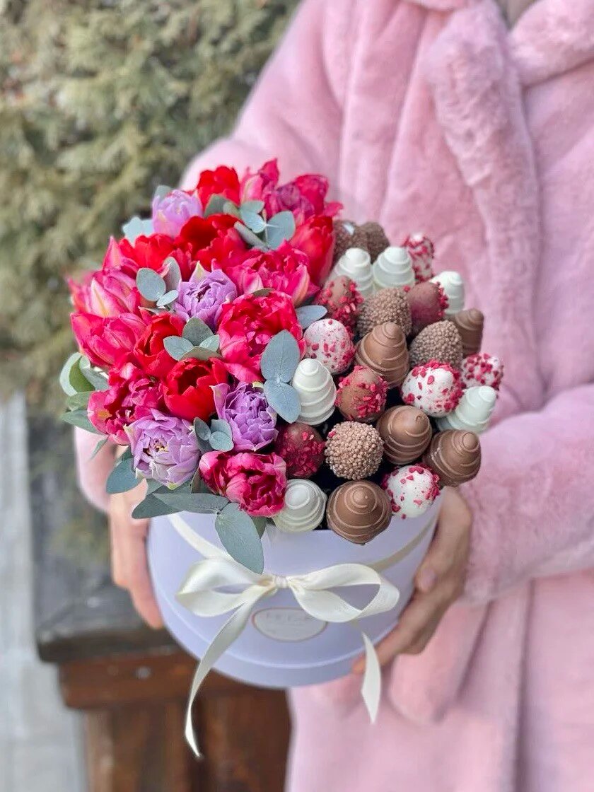 Бокс круглый с клубникой в белом и молочном шоколаде, тюльпаны, эвкалипт, Romance, 20 см