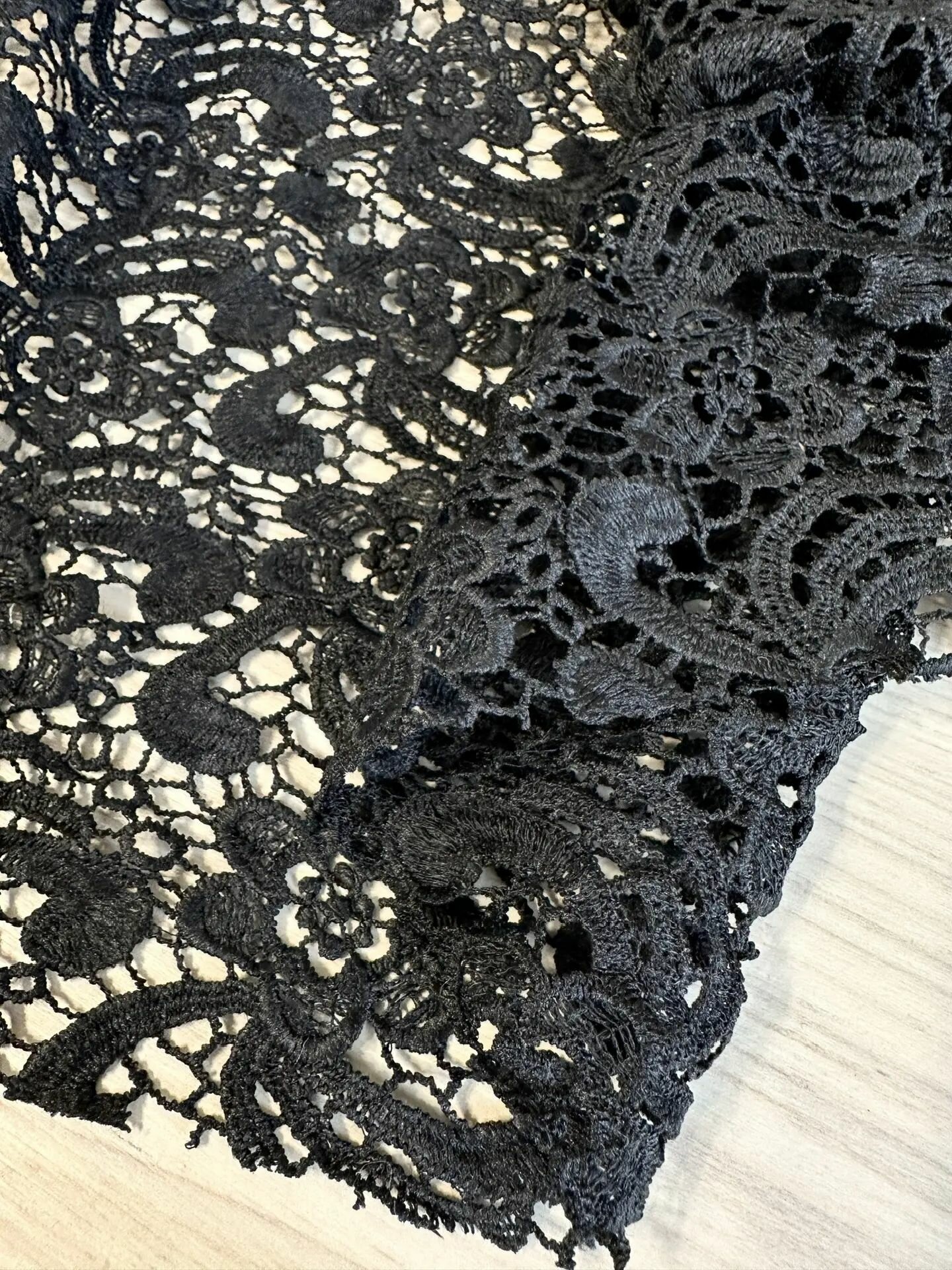 1м Гипюр кружевная ткань для шитья и рукоделия. Цвет черный. Ширина 110 см, плотность 240