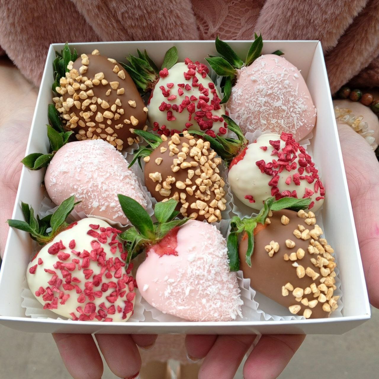 Подарочный набор "Клубника в шоколаде" Flowerstorg, в коробке, белый/розовый/молочный шоколад