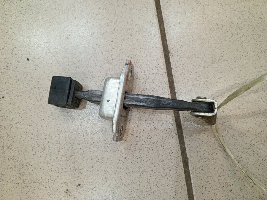 Ограничитель двери передней от Mitsubishi Lancer 10 2007-2017