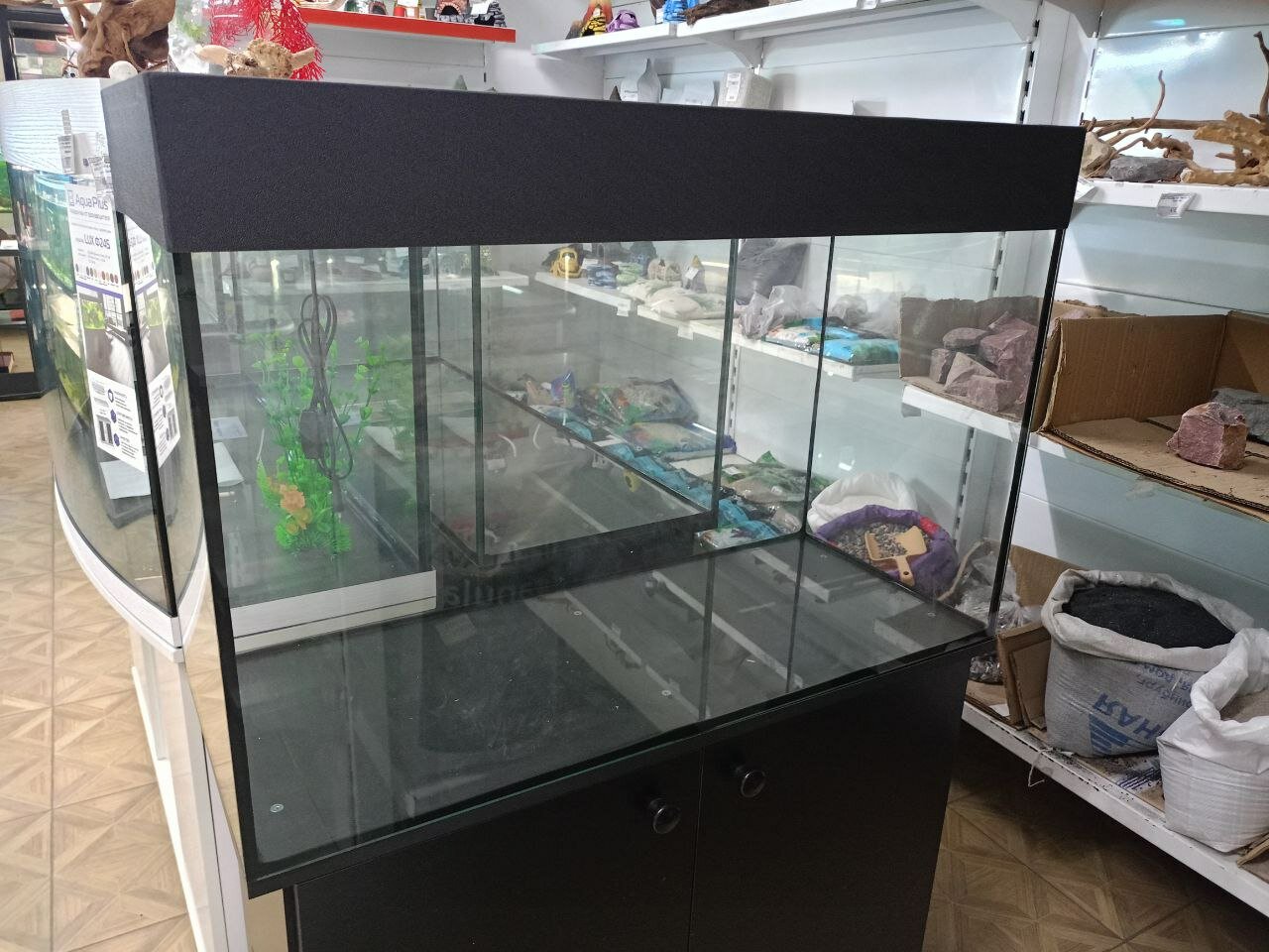 Аквариум 100 л с пластиковой крышкой + светильник диодный