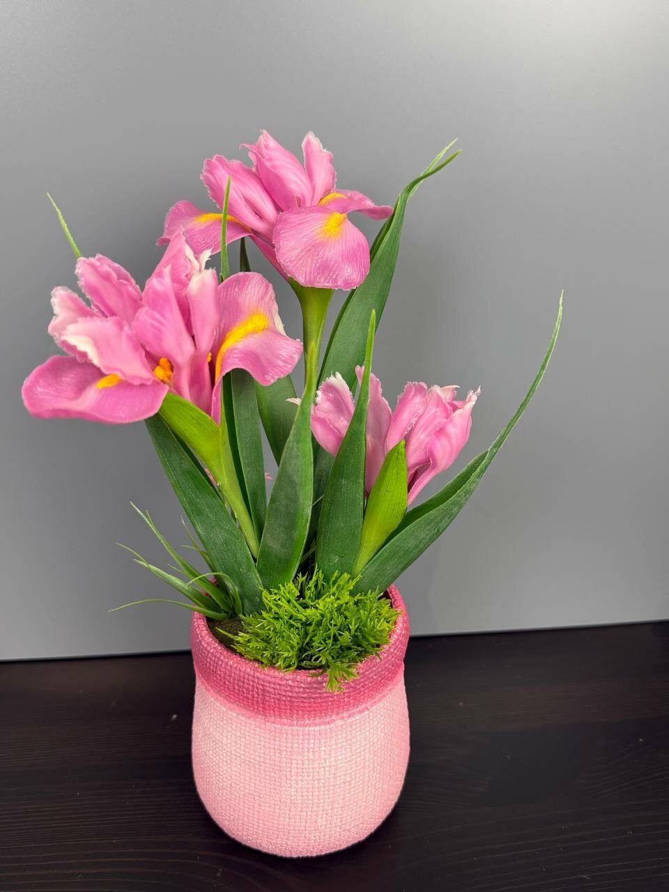 Букет весенний пасхальная композиция из искусственных цветов Ирисы розовые 30 см в кашпо №25