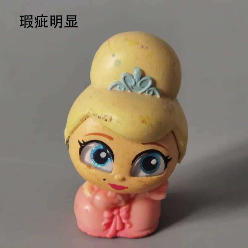 Оригинальная коллекционная фигурка-украшение Disney Doorables: сказочный домик с большими стеклянными глазами.