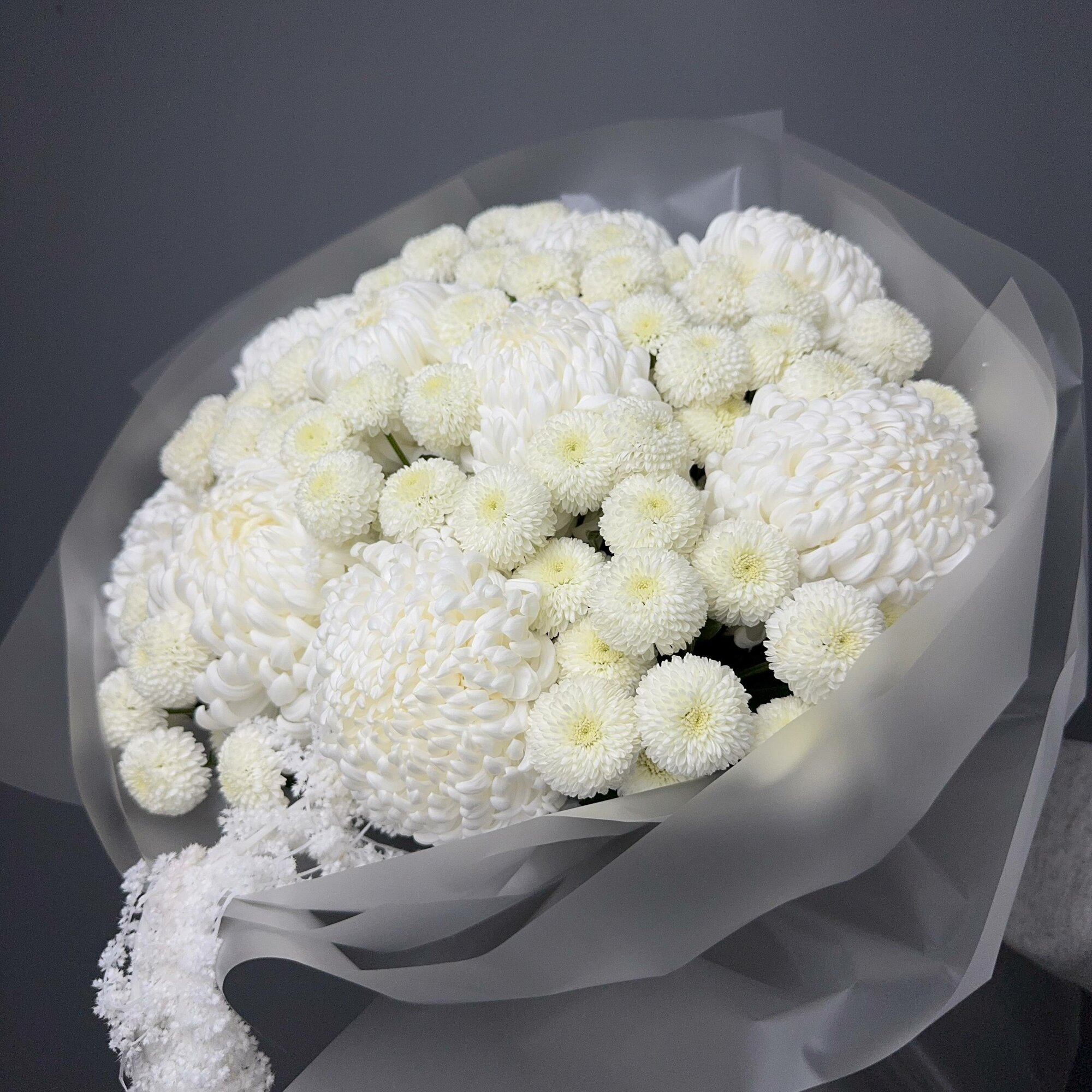 FRESH FLORA Букет «Белое сияние» – композиция из кустовых и одноголовых хризантем с амарантом для свадьбы и торжества