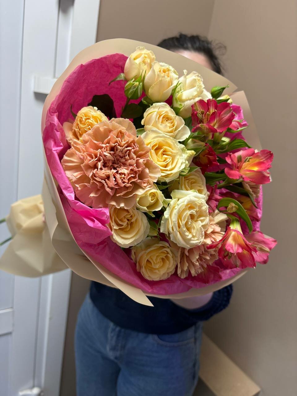 Изысканный букет кустовых кремовых роз, диантусов и альстромерии в авторской упаковке