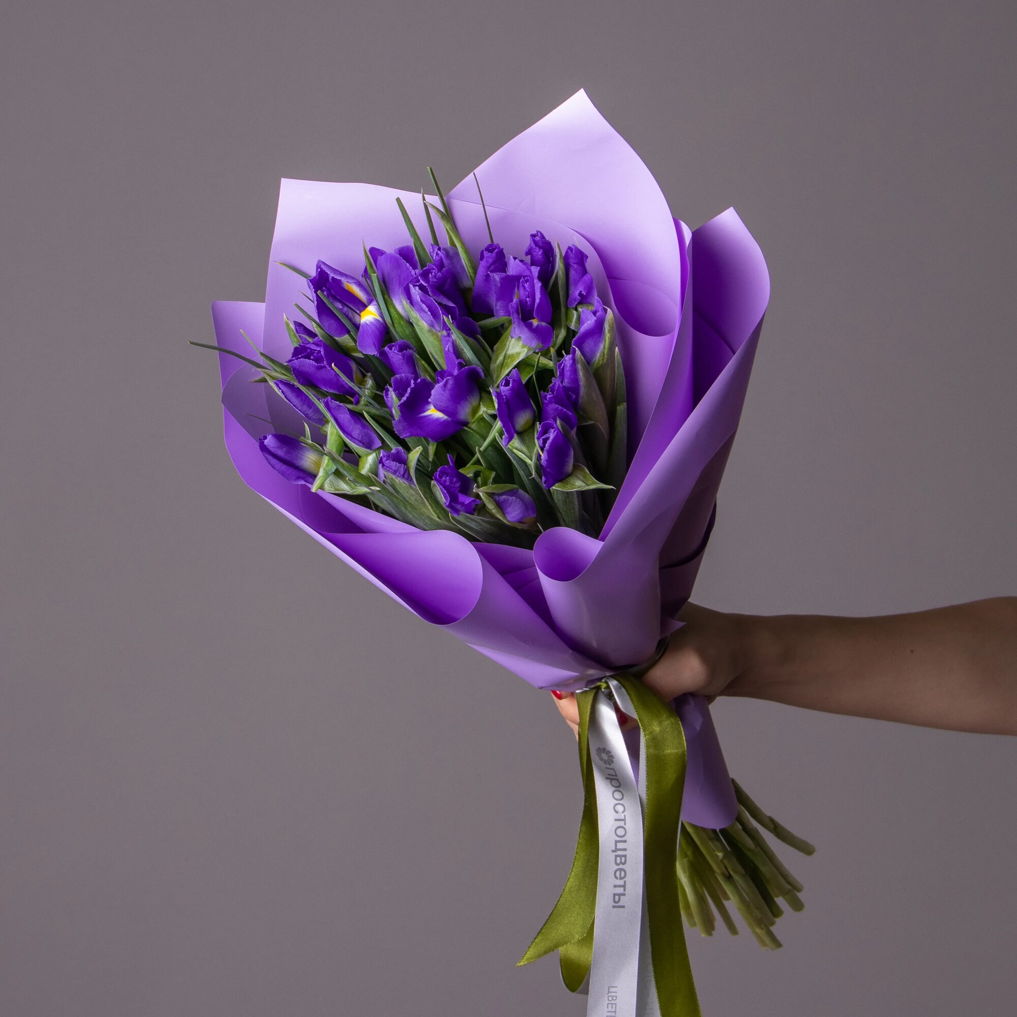 Букет Ирис "Блу Мэджик" 15 шт Высота 60 см в коробке и аквабоксе от "Простоцветы"