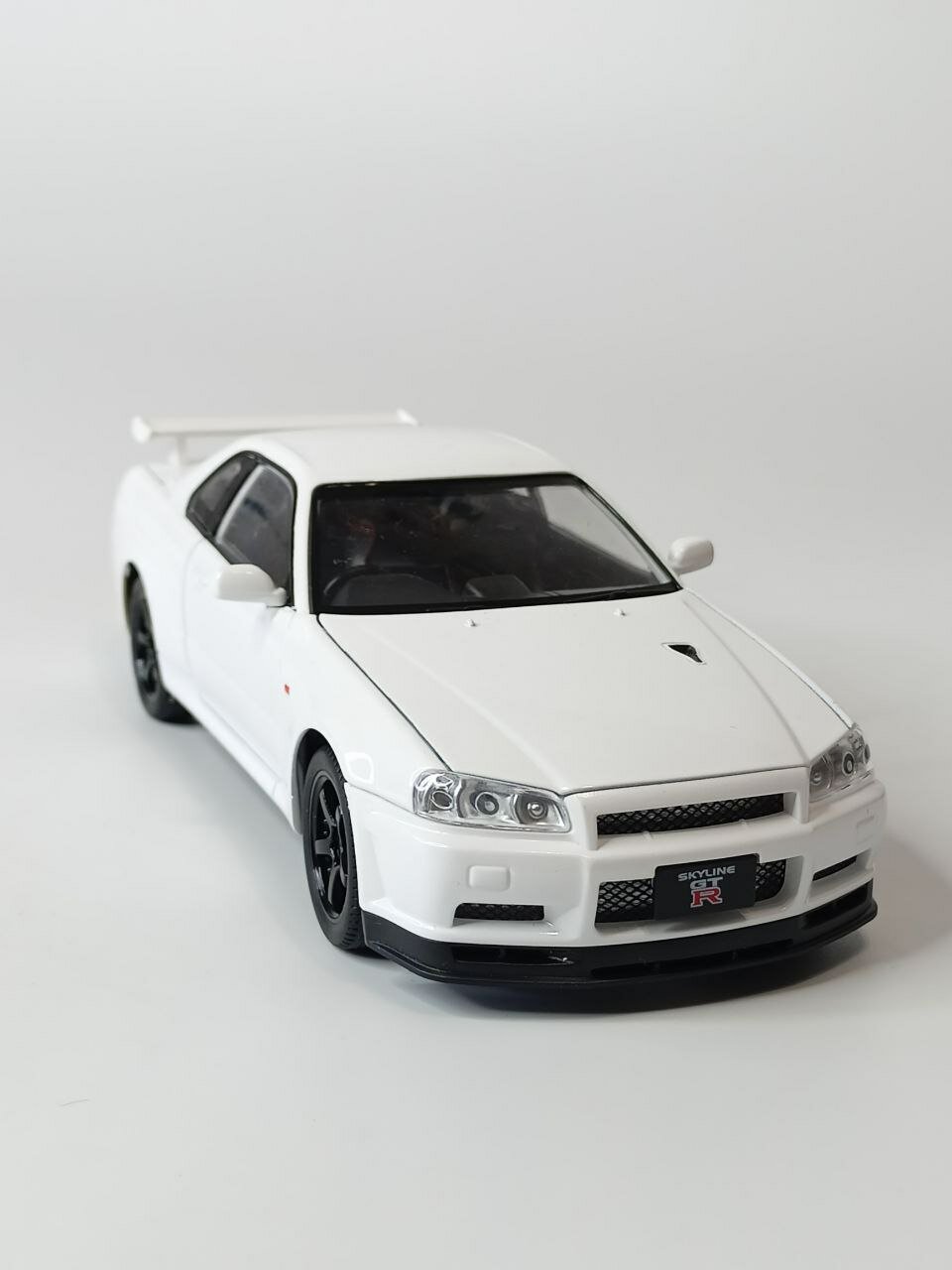 Коллекционная машинка NISSAN Skyline GT-R R34 металлическая масштаб 1:24 белый