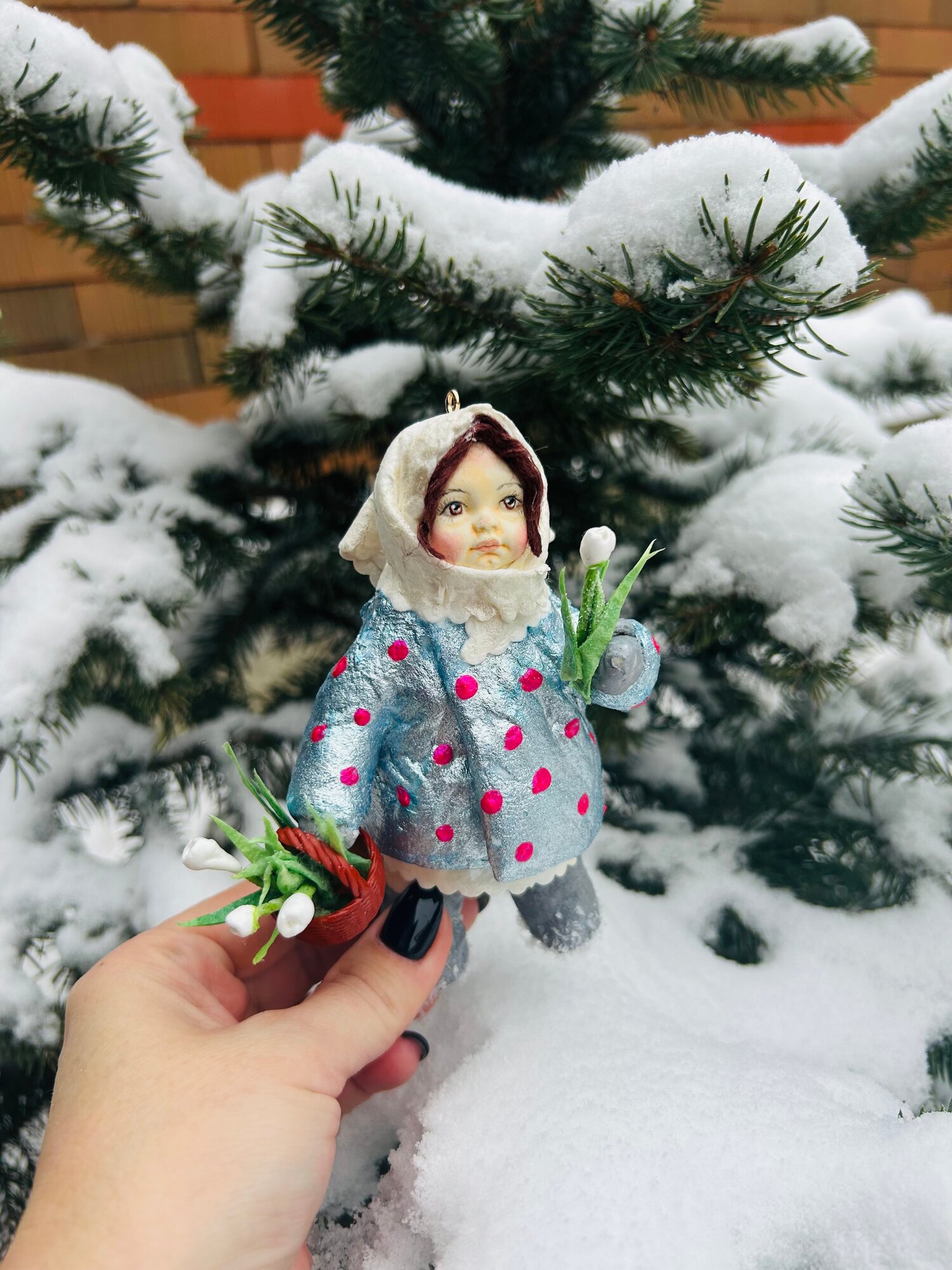 Ватная елочная игрушка - девочка с подснежниками