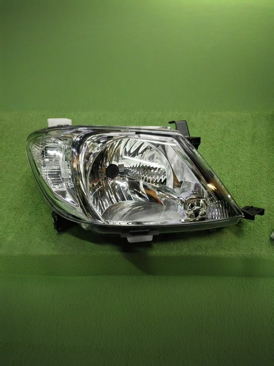 Фара передняя Правая Toyota Hilux Vigo 2011 - 2015