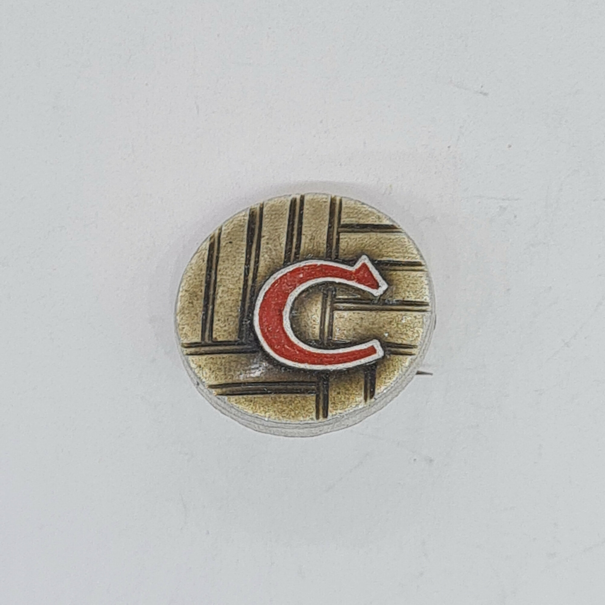 Значок СССР, красная буква с на плетеном фоне, советский и винтажный