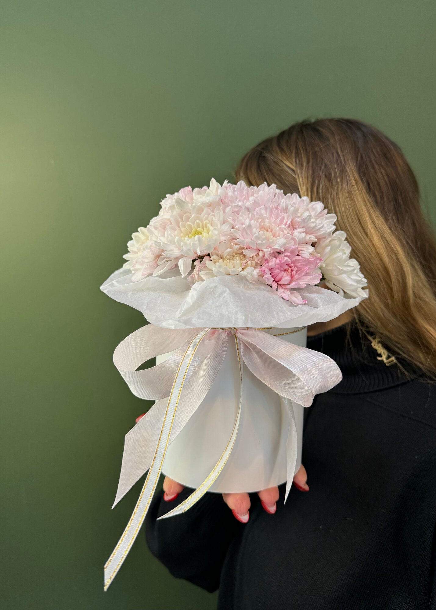 Композиция из хризантемы в шляпной коробке