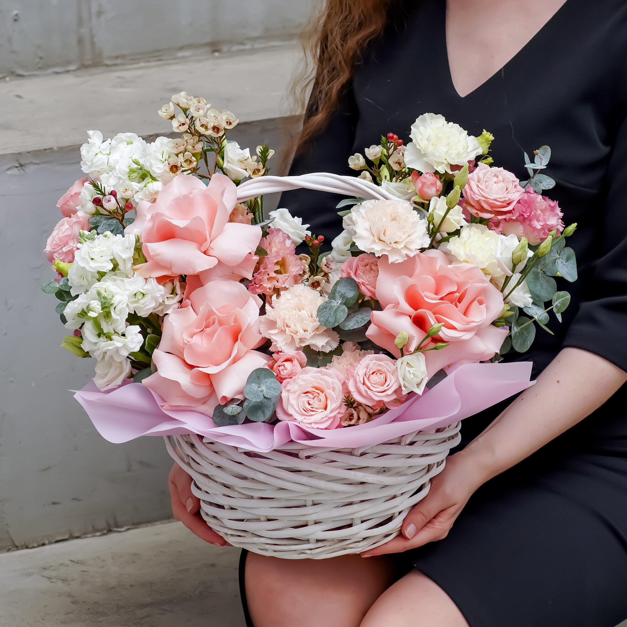 Букет живых цветов Flor-Pro Flowers из роз "Магия сада" в плетеной корзине