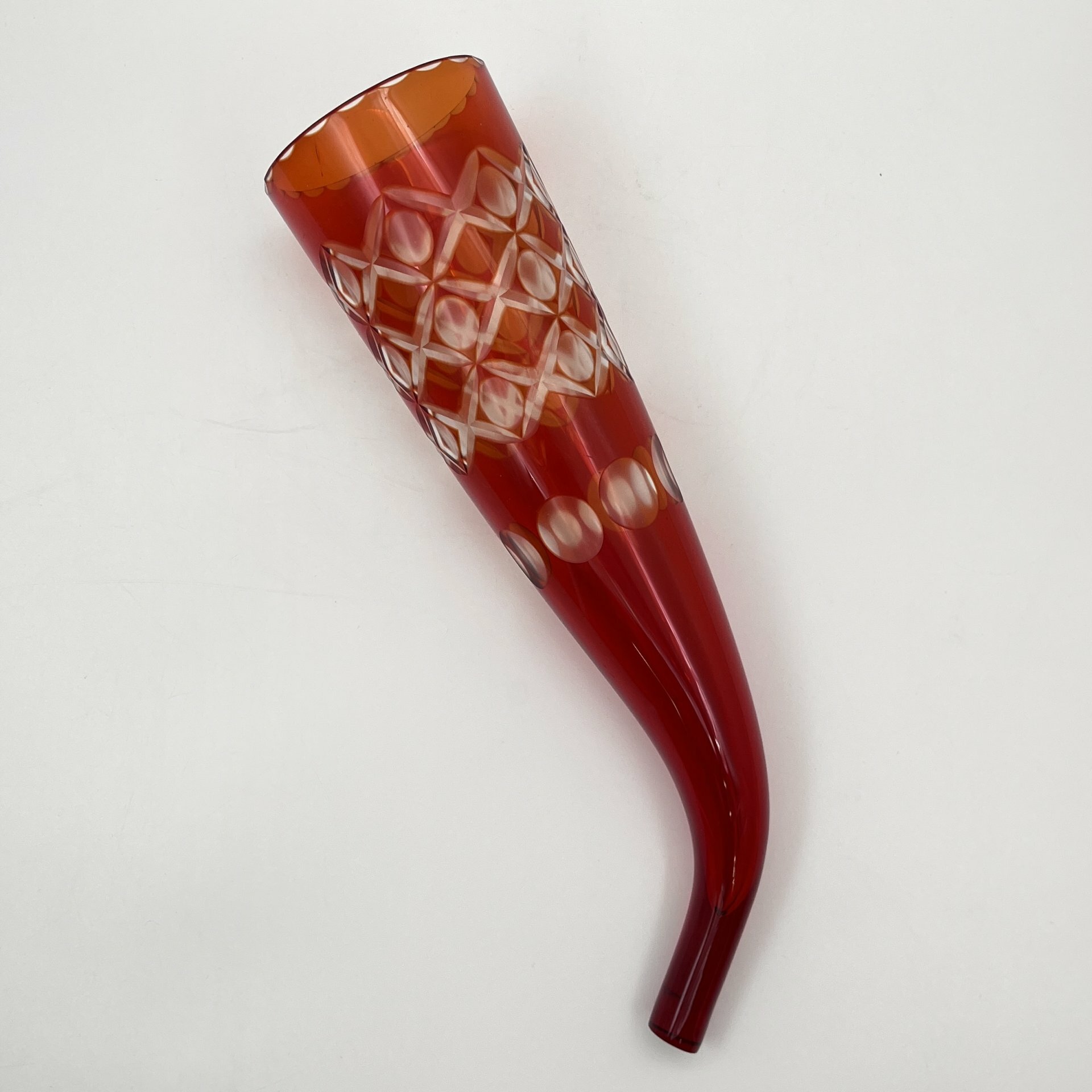 Кубок для вина ("Рог изобилия") красного цвета с геометрическим декором, стекло