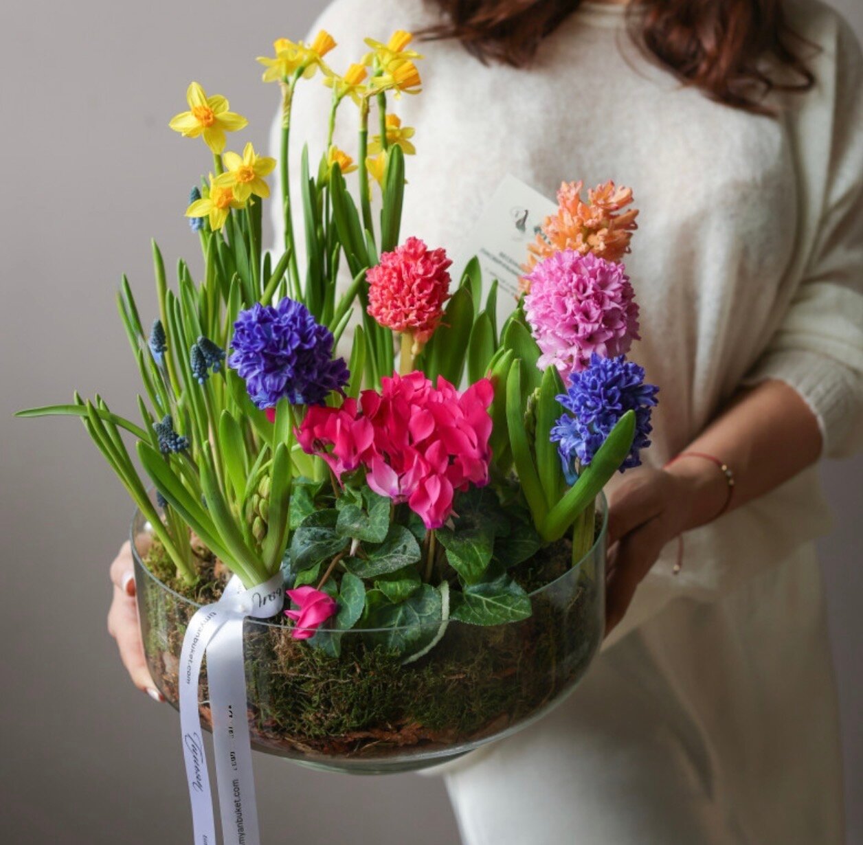 Букет первоцветов в вазе, весенний микс (нарциссы, гиацинты, ирисы, примула)
