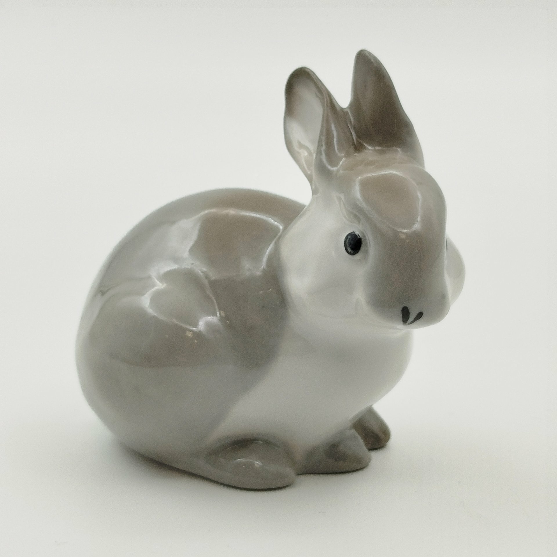 Статуэтка "Заяц", скульптор Л. С. Разумовский, фарфор, роспись