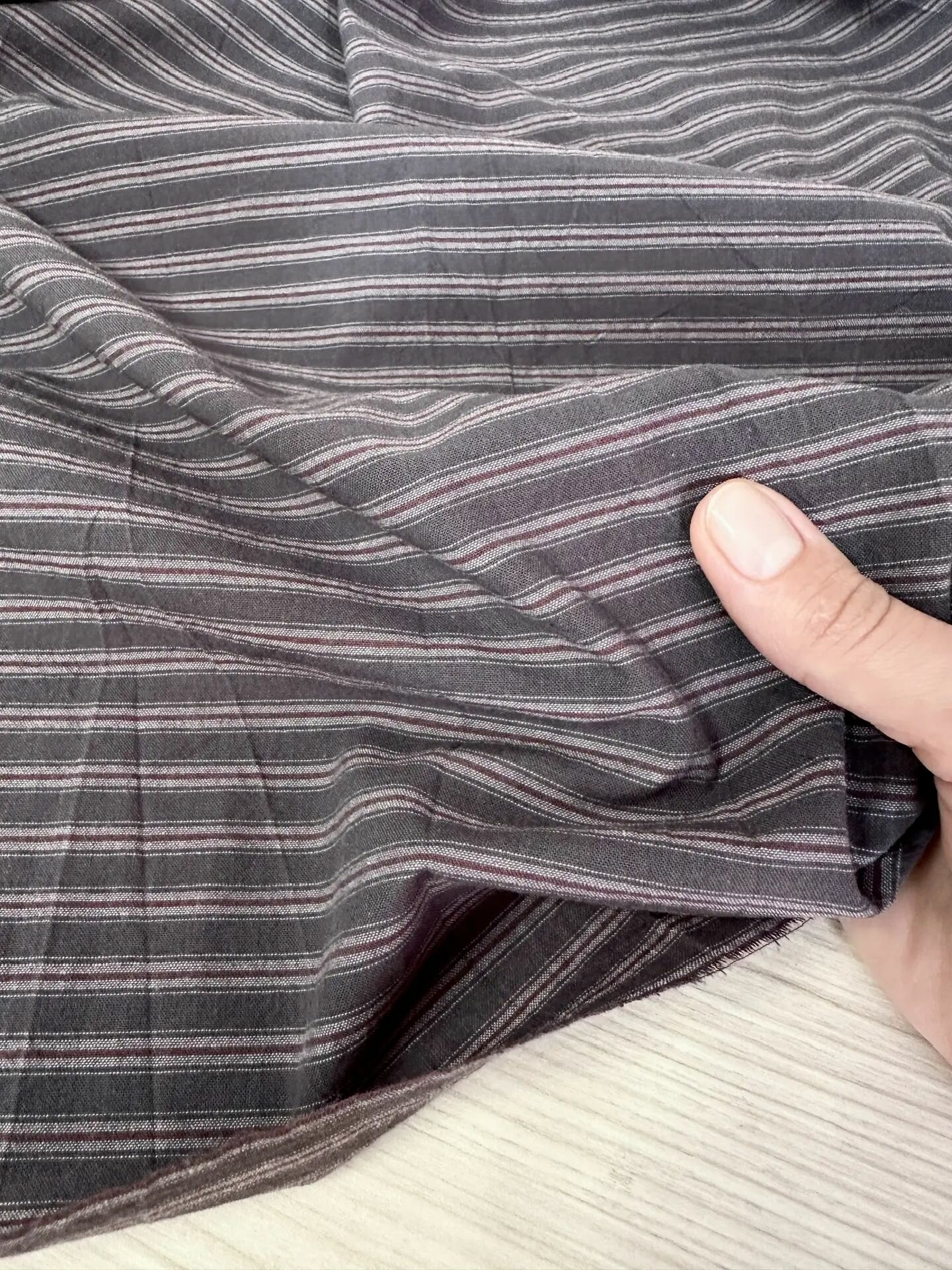 1,5м. Вареный хлопок 100%. Ткань для шитья в полоску цвет темно-серый. Ширина 250 см. Плотность 110.