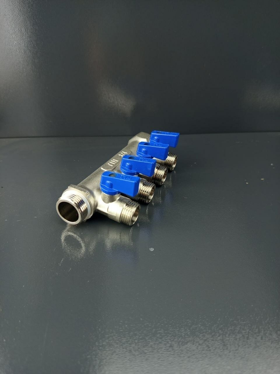 Коллектор с шаровыми кранами 3/4" х 1/2 - 4 вых, никели, красн + син ручки