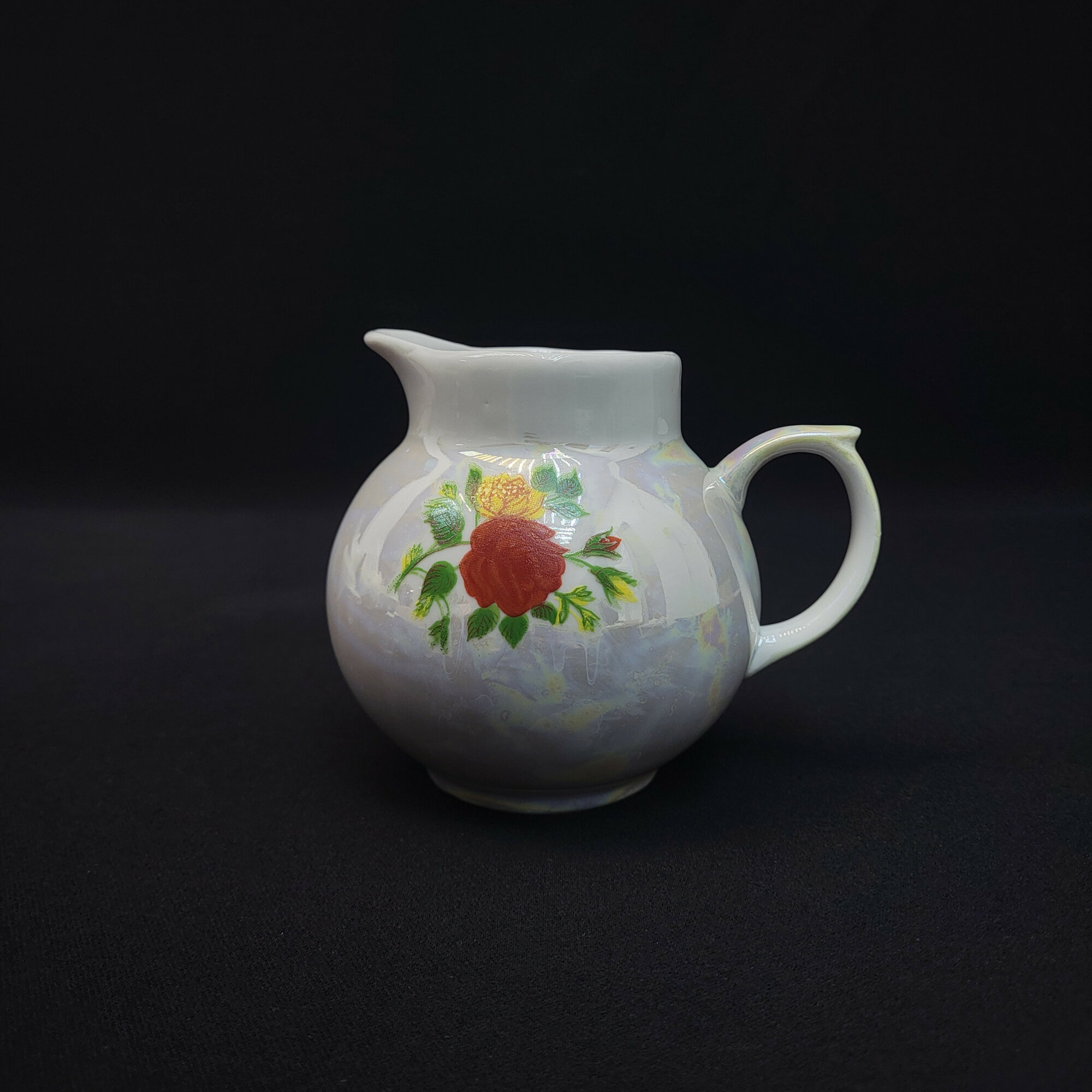 Молочник винтажный, СССР. Фарфор с перламутровой глазурью, декор с розой